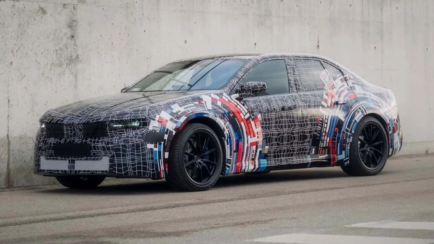 BMW เผยทีเซอร์ iM3? สปอร์ตไฟฟ้า 4